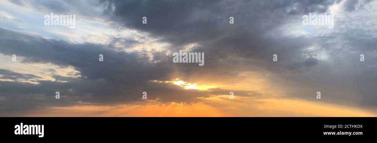 Sunset. Beautiful sun and sky with clouds, landscape panorama skyline ...