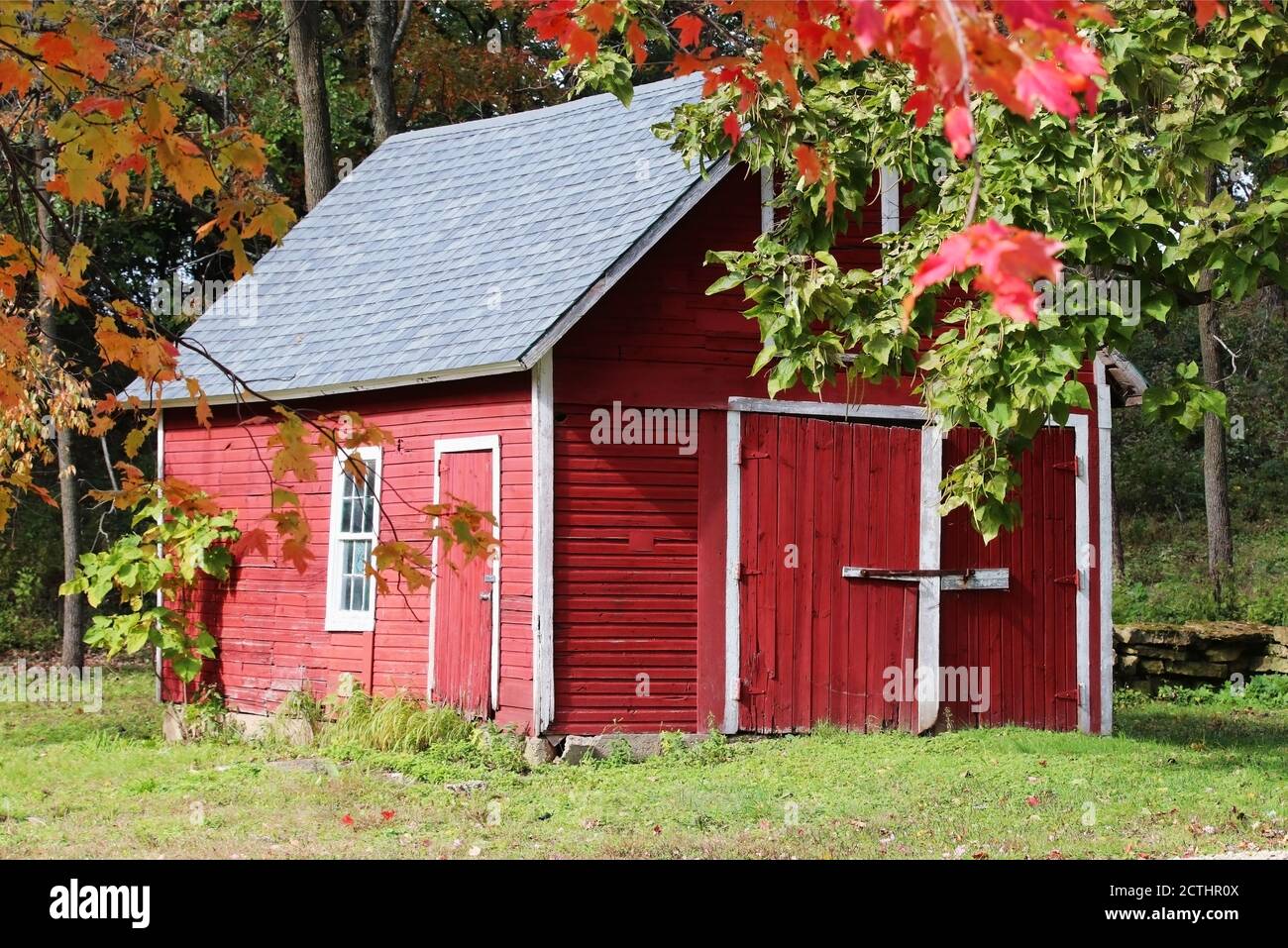 Colors of autumn. Scenic view with classic Wisconsin red barn between ...