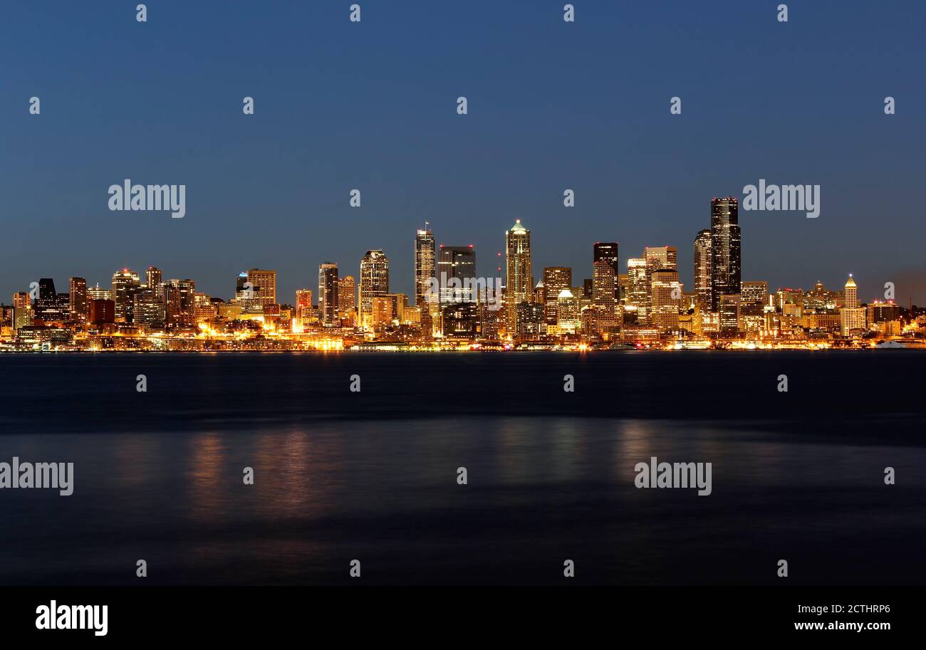 Nighttime seattle skyline hi-res stock photography and images - Alamy