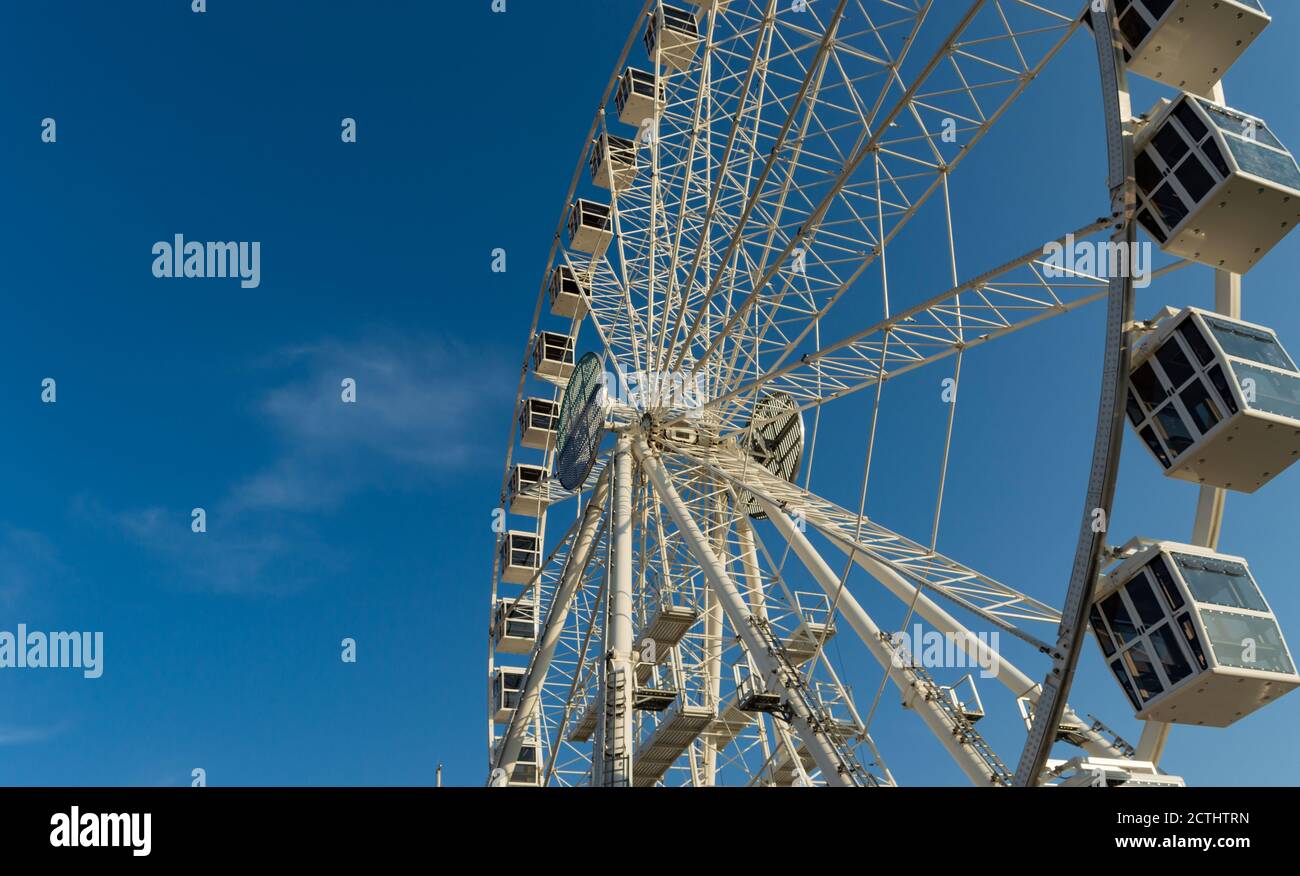 Red and white ferris wheel hi-res stock photography and images - Alamy