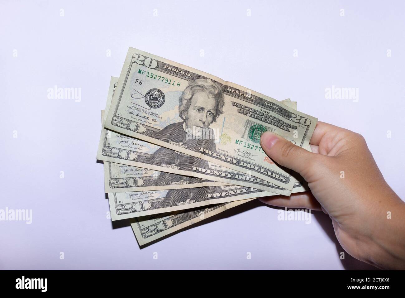 Hand holding us banknotes hi-res stock photography and images - Alamy