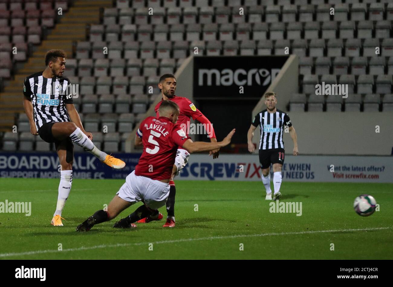 Newcastle United's Joelinton (left) scores his side's first goal of the ...