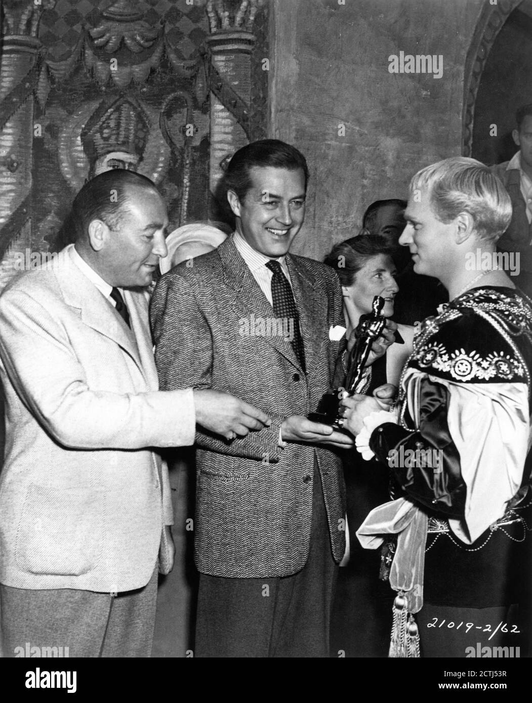 Producer HAL B. WALLIS and RAY MILLAND present LAURENCE OLIVIER with ...