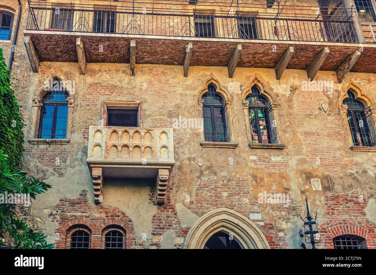 Casa di Giulietta with Juliet balcony, Juliet Capulet house courtyard ...