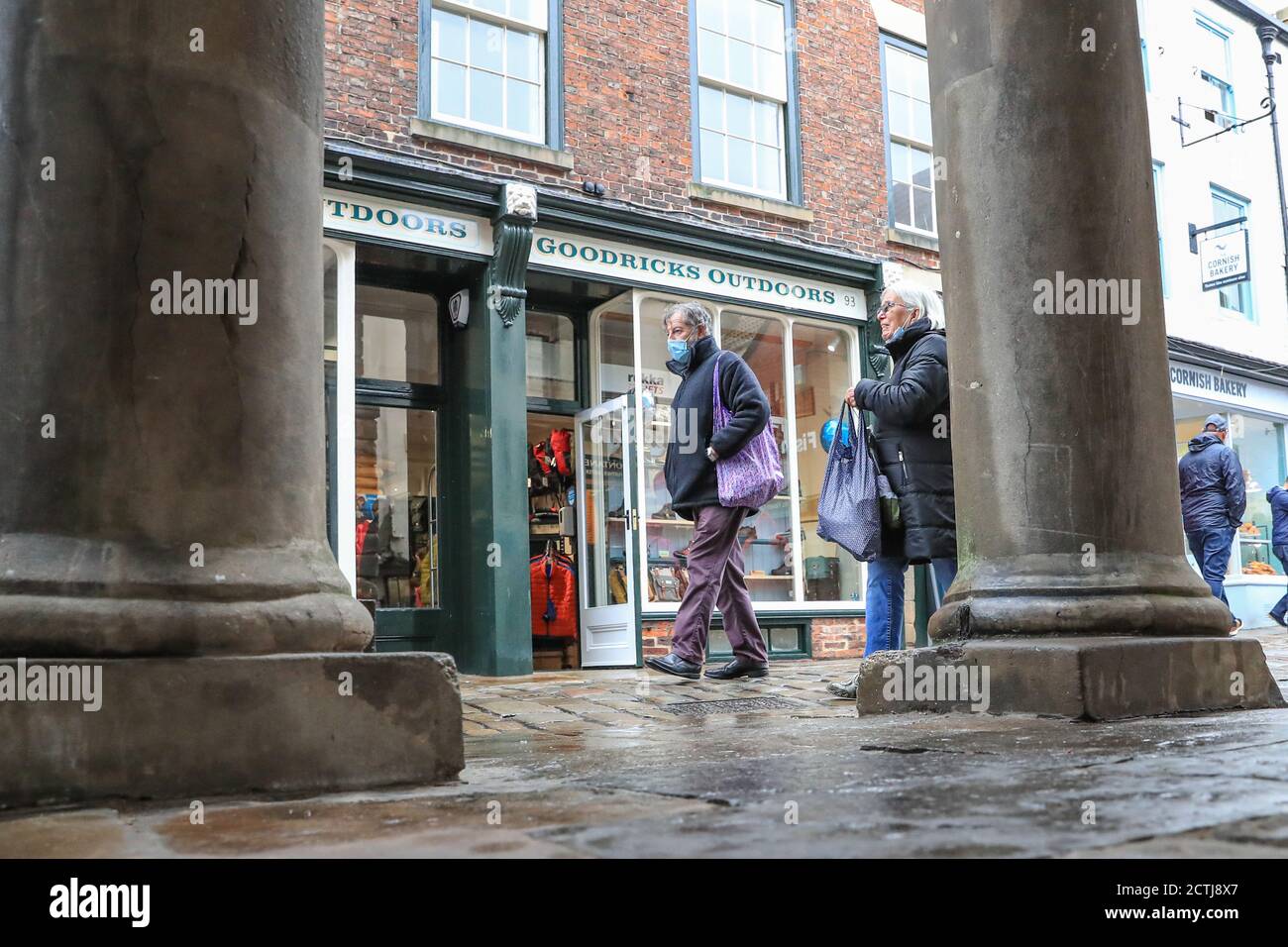 Whitby back streets hi-res stock photography and images - Alamy