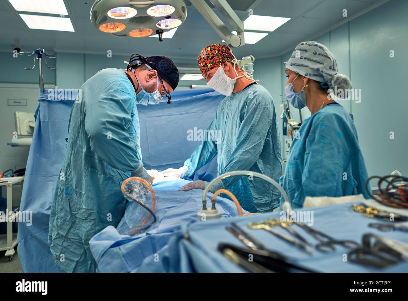 Team surgeon at work in operating room Stock Photo - Alamy