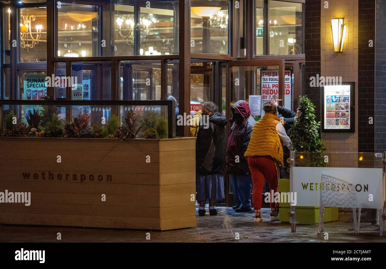People queuing coronavirus hi-res stock photography and images - Alamy