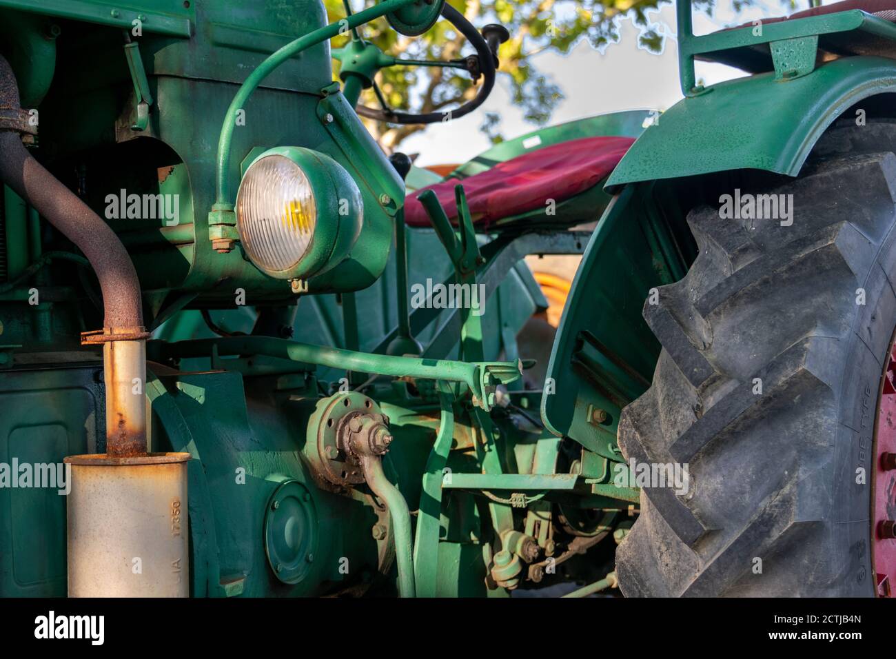 Vieux tracteur agricole hi-res stock photography and images - Alamy