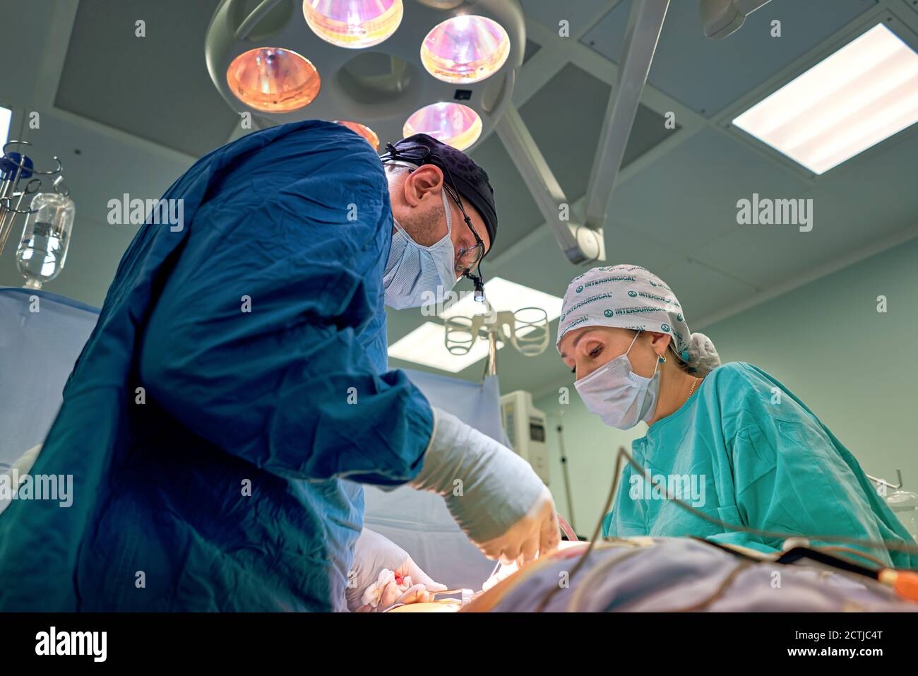 Team surgeon at work in operating room Stock Photo - Alamy