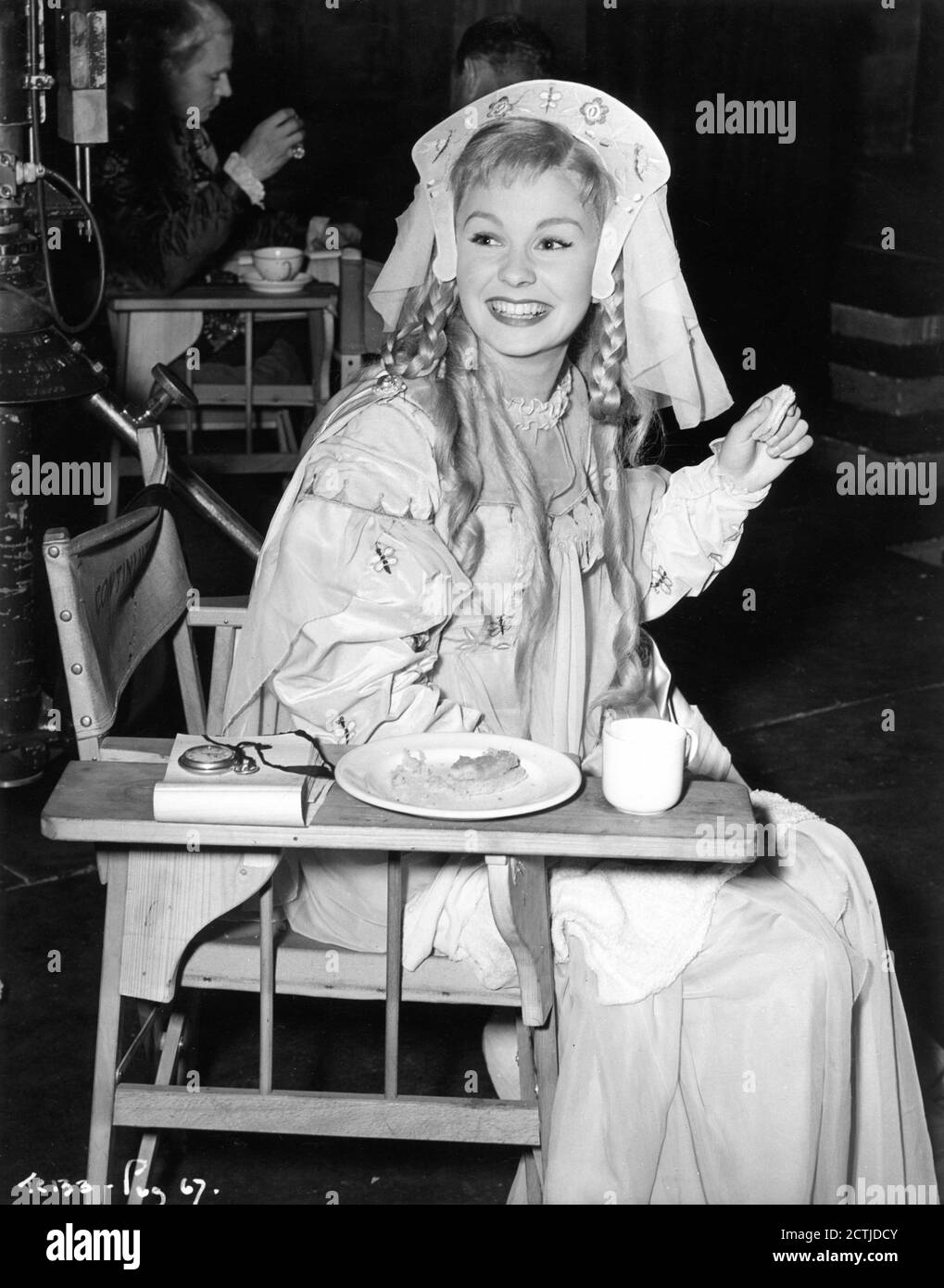LAURENCE OLIVIER and JEAN SIMMONS on set candid afternoon tea break ...
