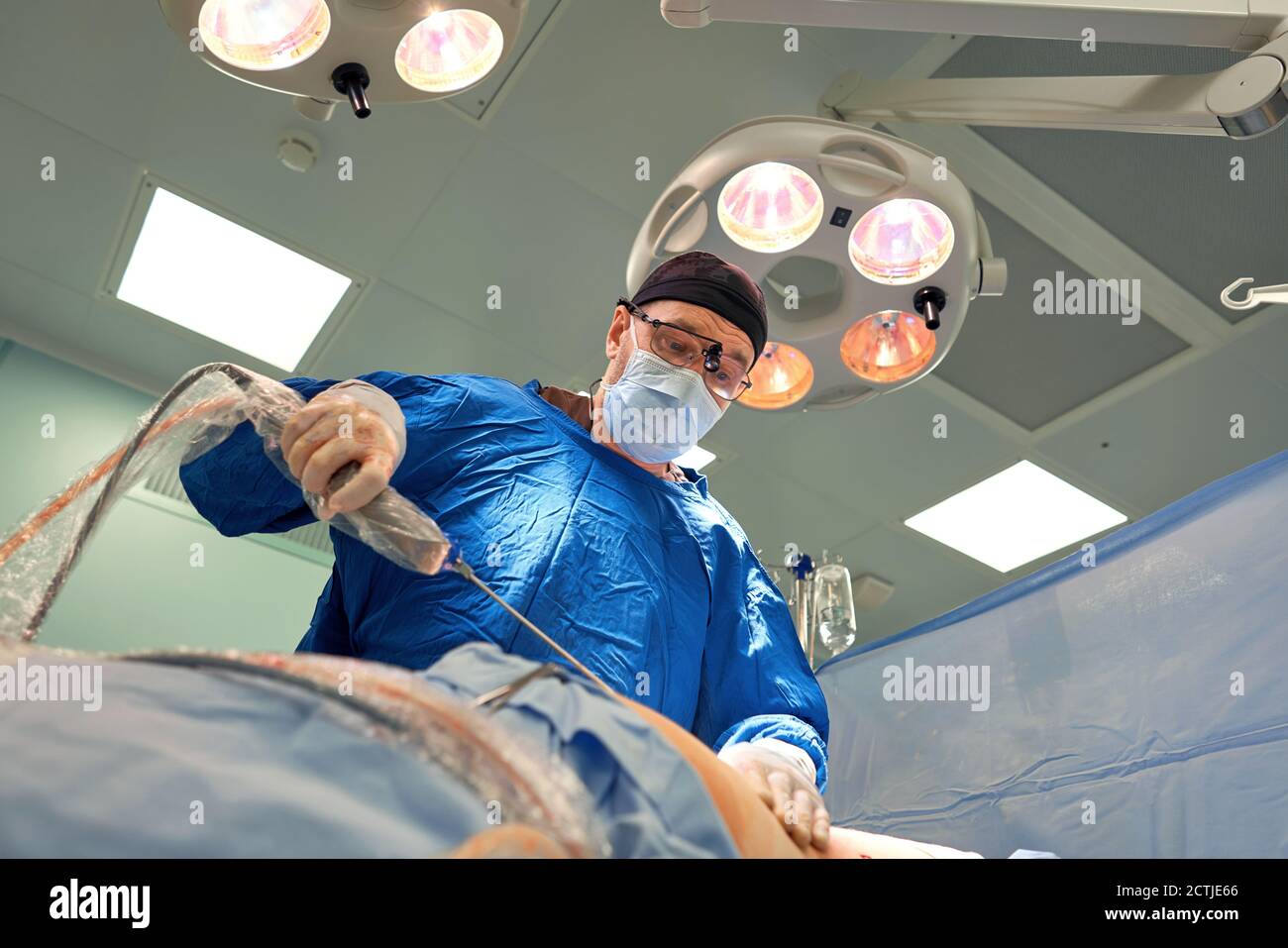 Team surgeon at work in operating room Stock Photo - Alamy