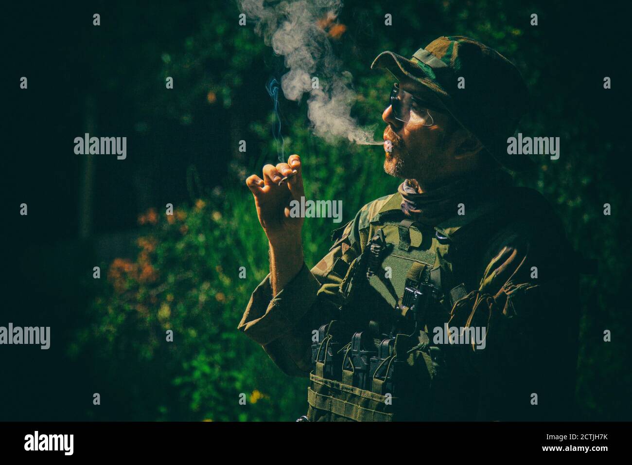 Commando soldier in camouflage uniform, ballistic glasses and bonnie ...
