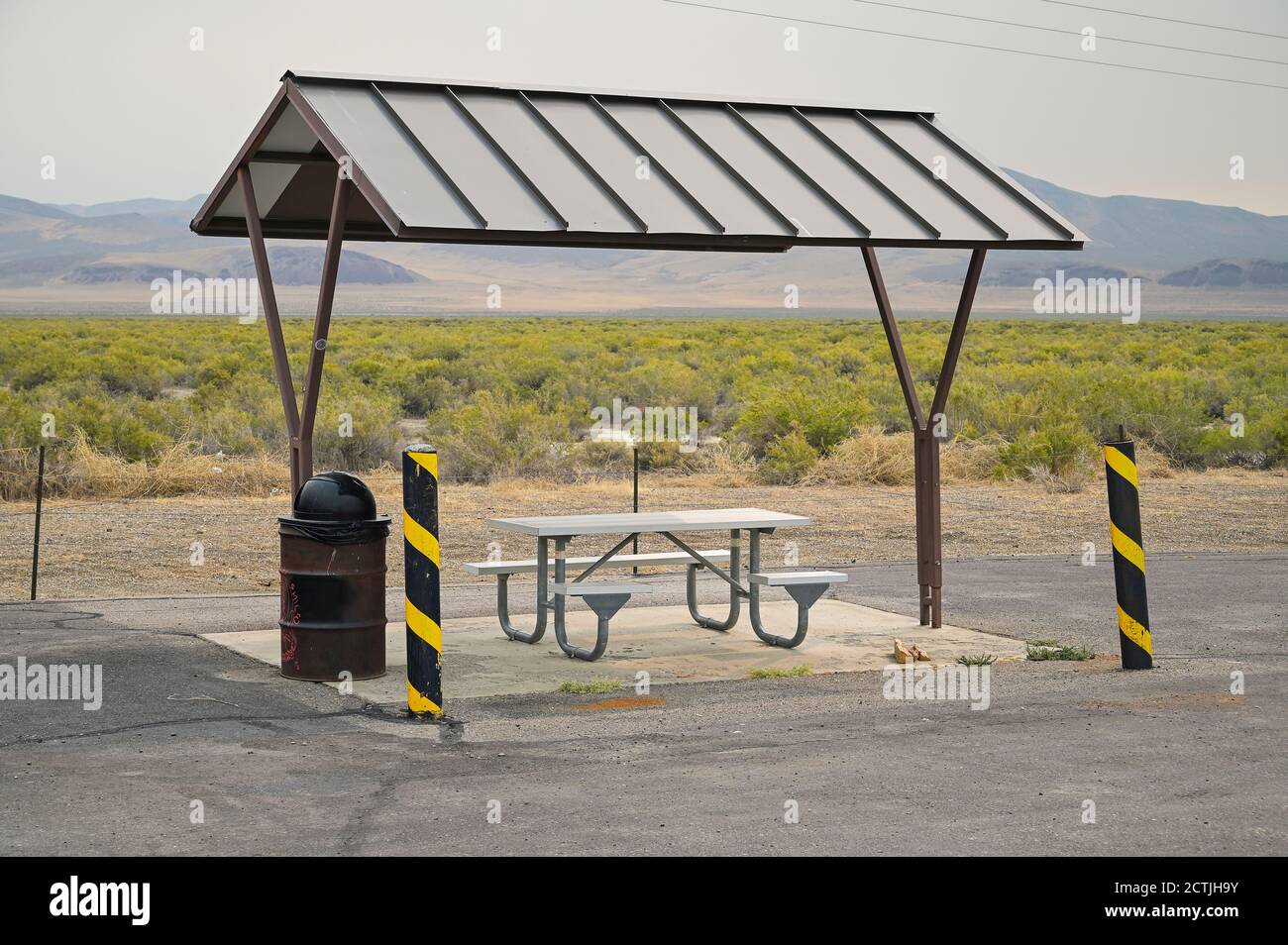 Desert Rest Stop Picnic Table With Shelter Stock Photo - Alamy