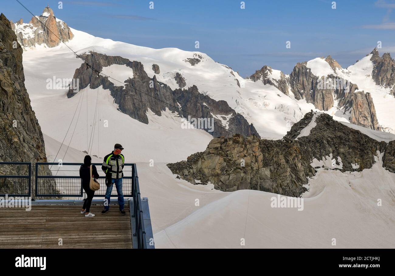 A couple of tourists waiting for a cabin at the Vallée Blanche cableway ...