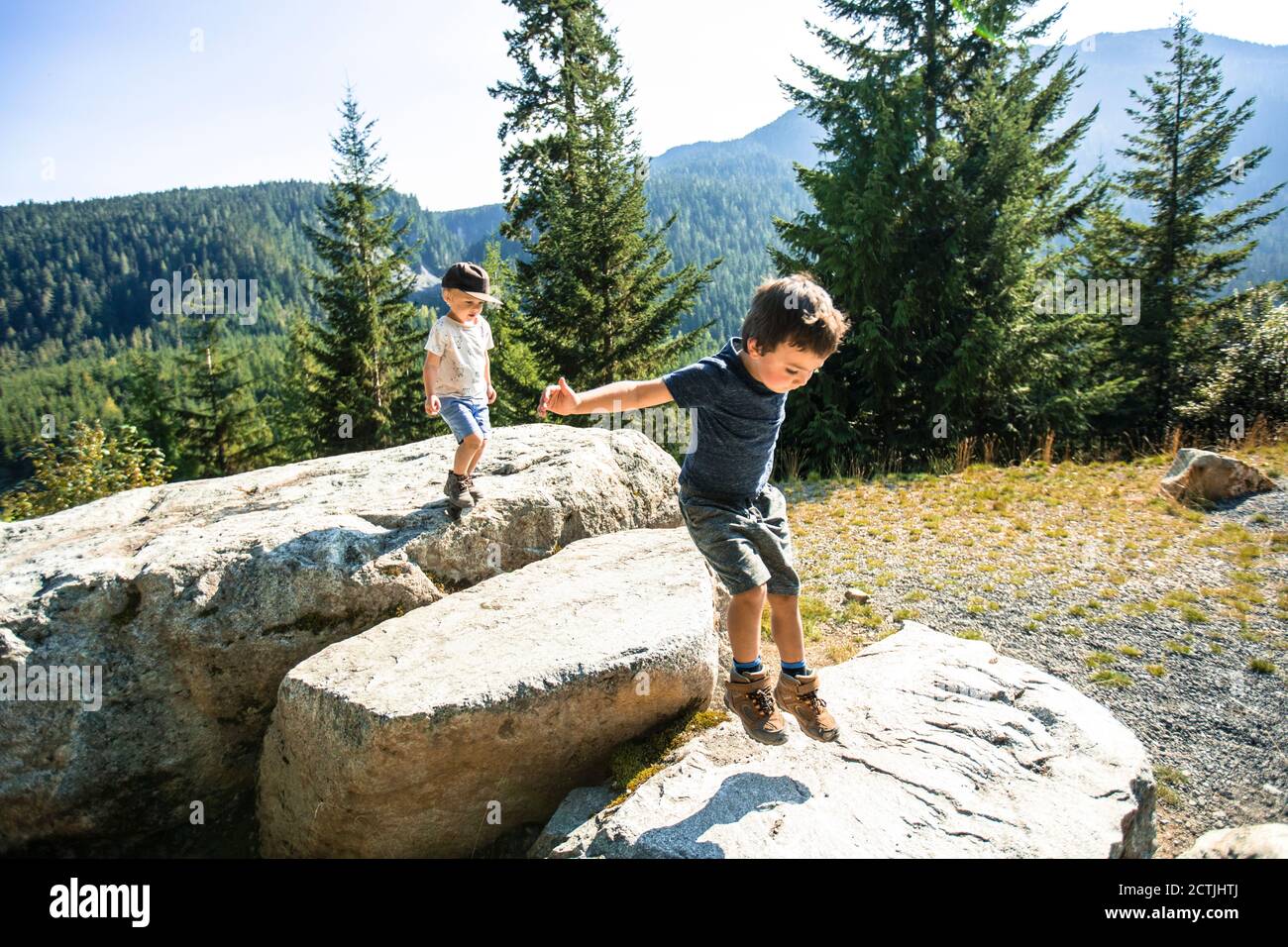 Kids jump into lake hi-res stock photography and images - Alamy