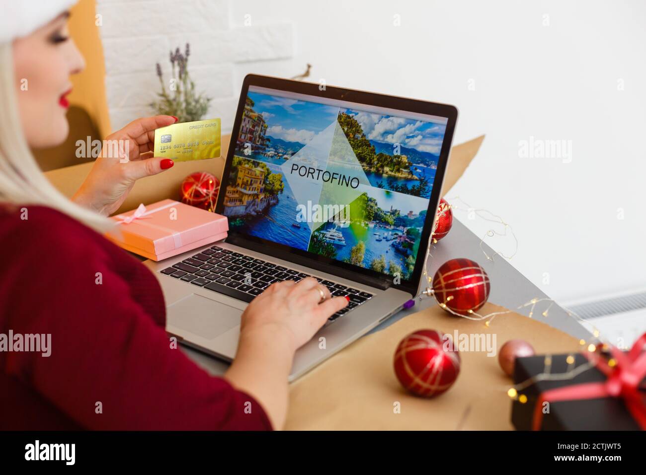 booking christmas vacation on laptop Stock Photo - Alamy
