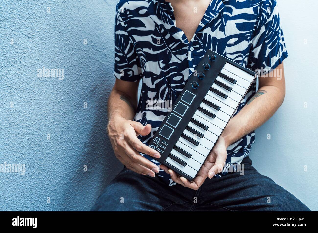 Man playing keyboard hi-res stock photography and images - Alamy