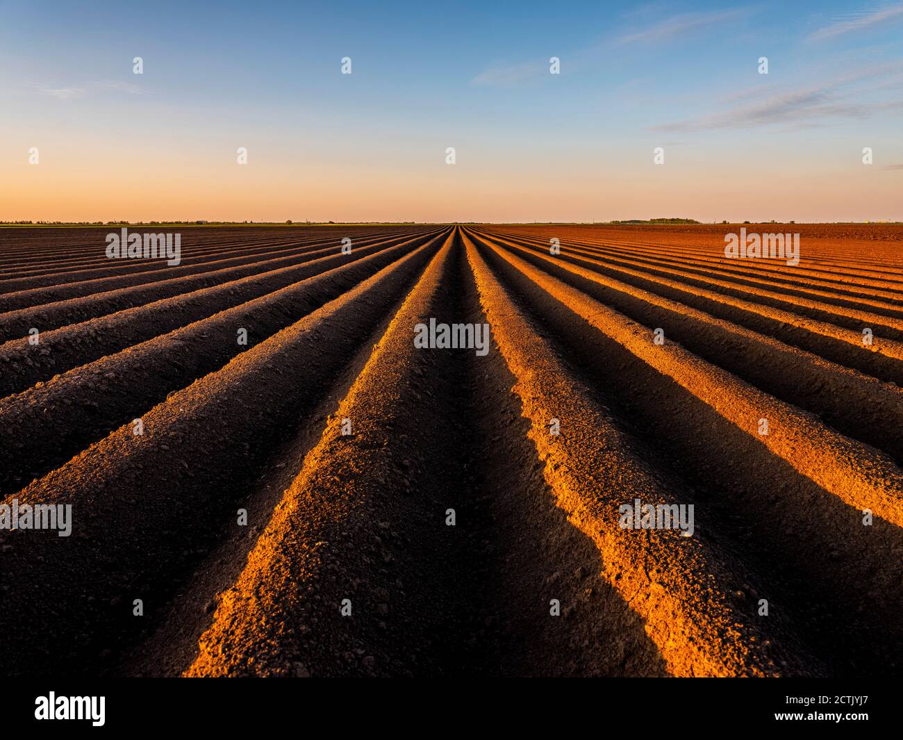 Sky and ploughed field hi-res stock photography and images - Alamy