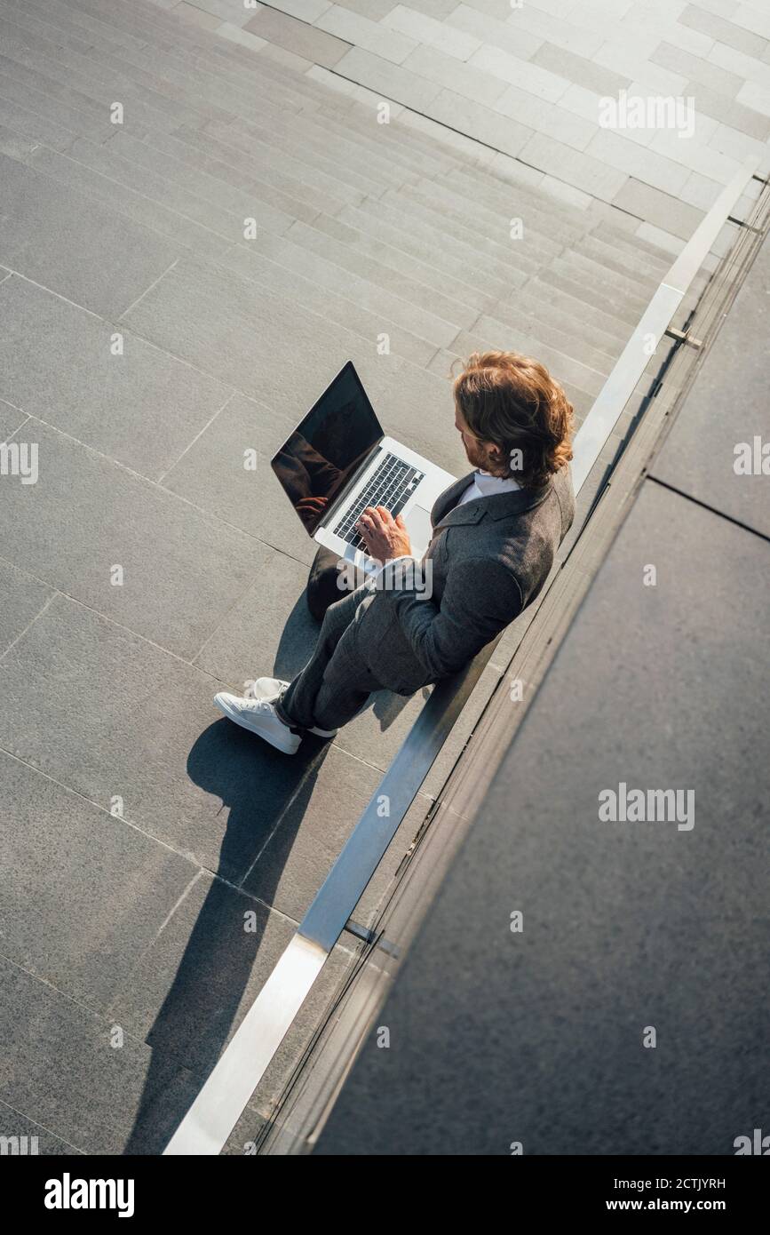 Man leaning against railing hi-res stock photography and images - Alamy