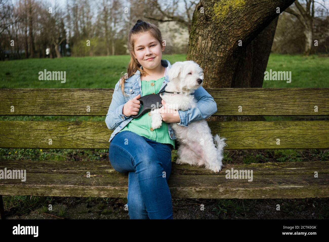 People sitting on park bench hi-res stock photography and images - Alamy