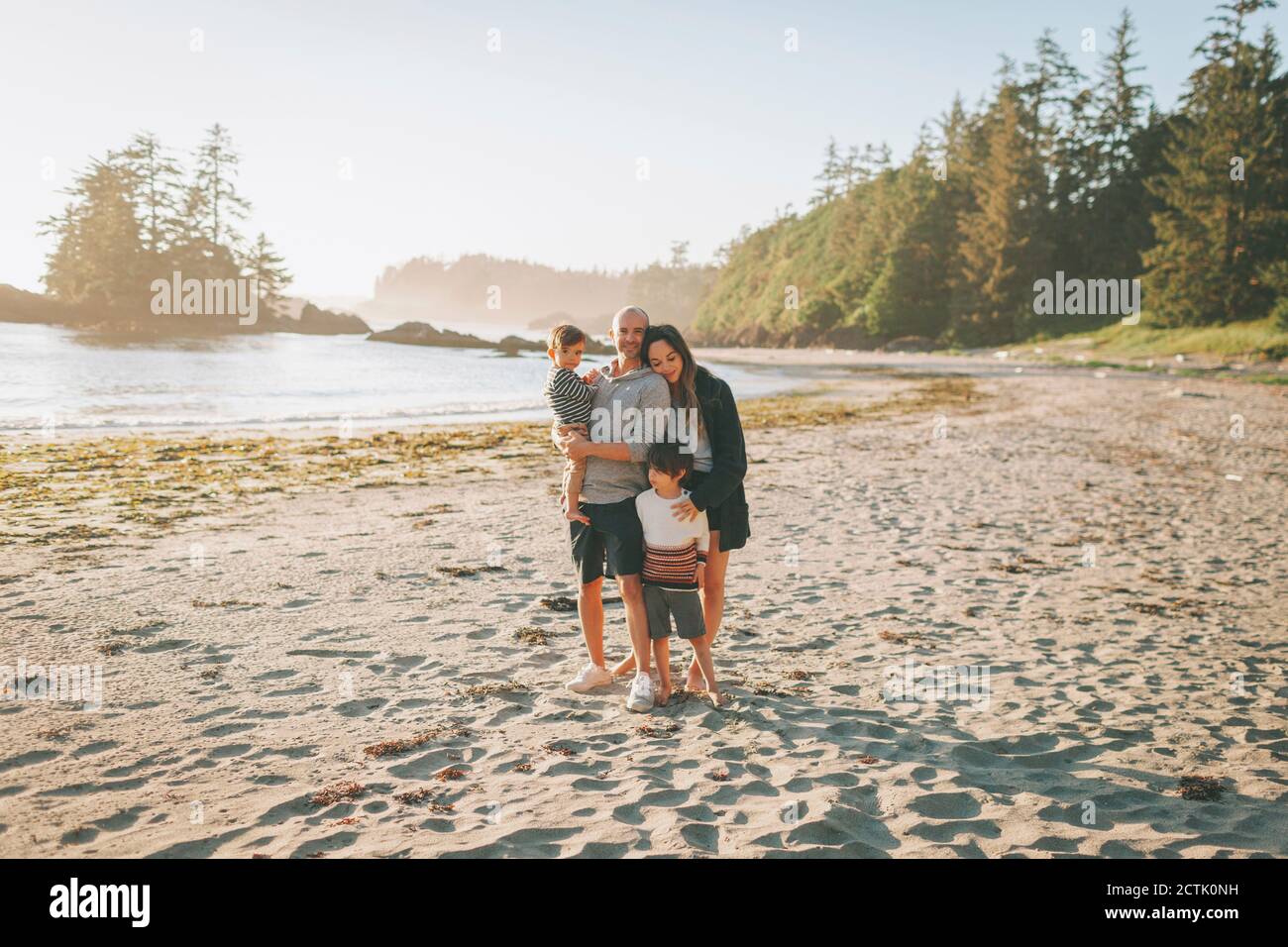 Family beach scene hi-res stock photography and images - Alamy