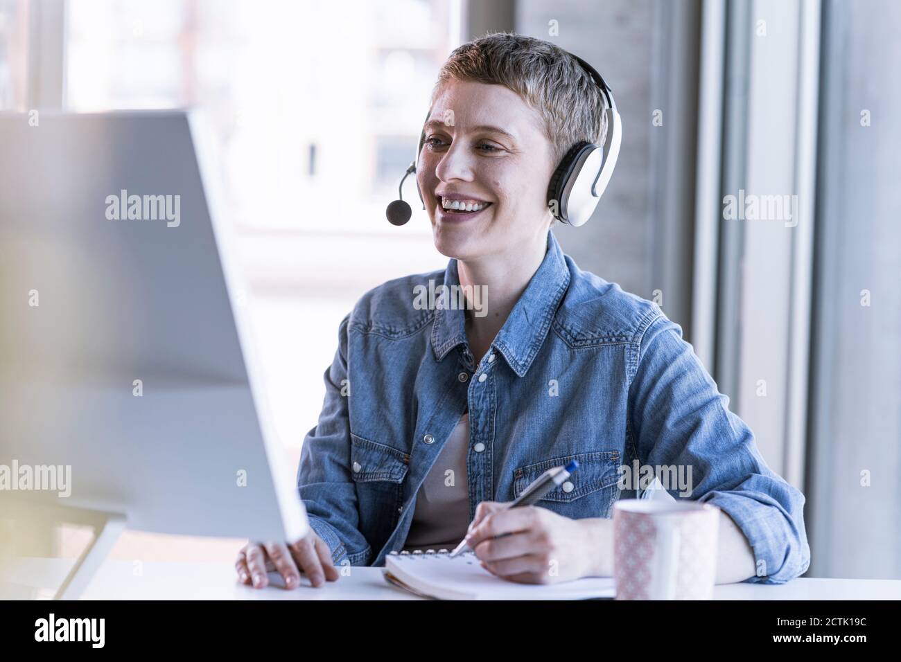 Portrait businesswoman taking note hi-res stock photography and images ...