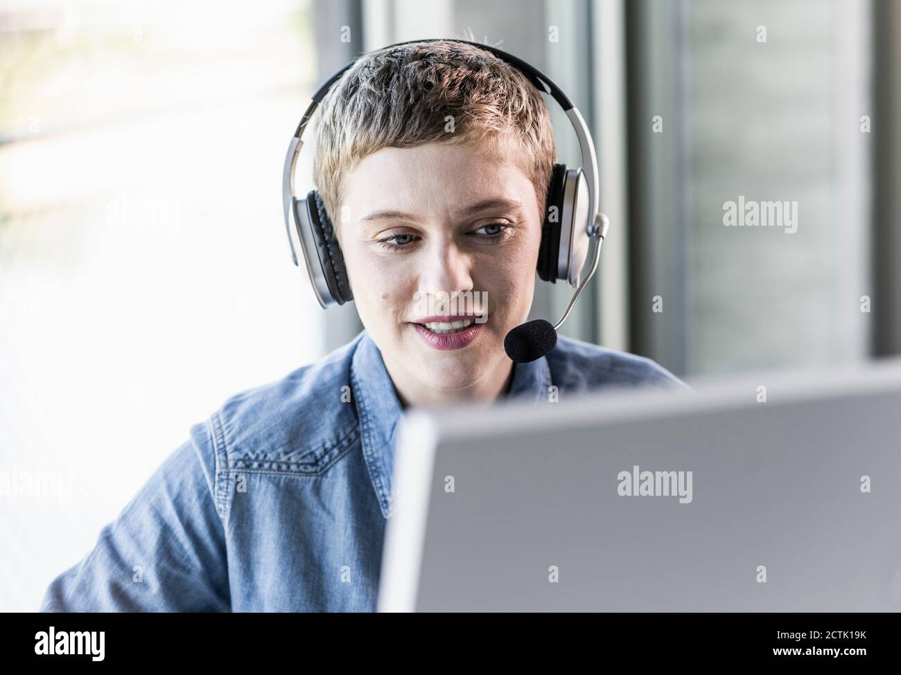 Office computer screen headset hi-res stock photography and images - Alamy