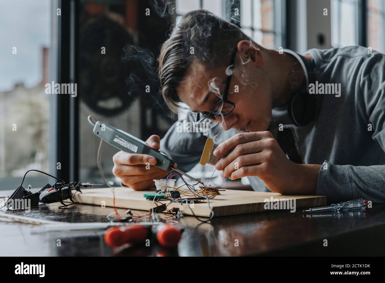 Man soldering hi-res stock photography and images - Alamy