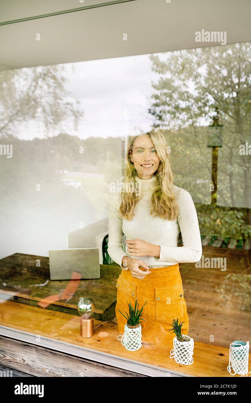 Office through window hi-res stock photography and images - Alamy