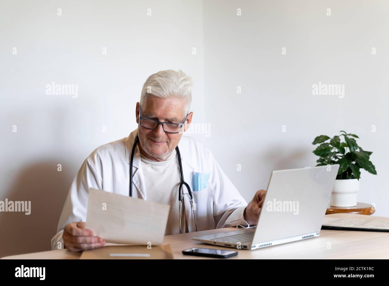 Doctor medical record computer hi-res stock photography and images - Alamy