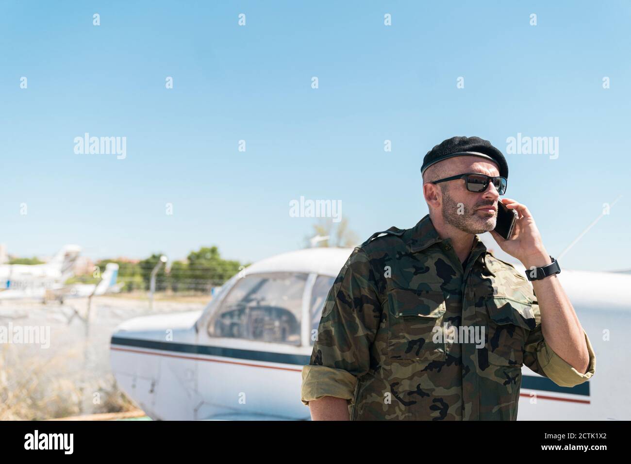 Soldier with phone hi-res stock photography and images - Alamy
