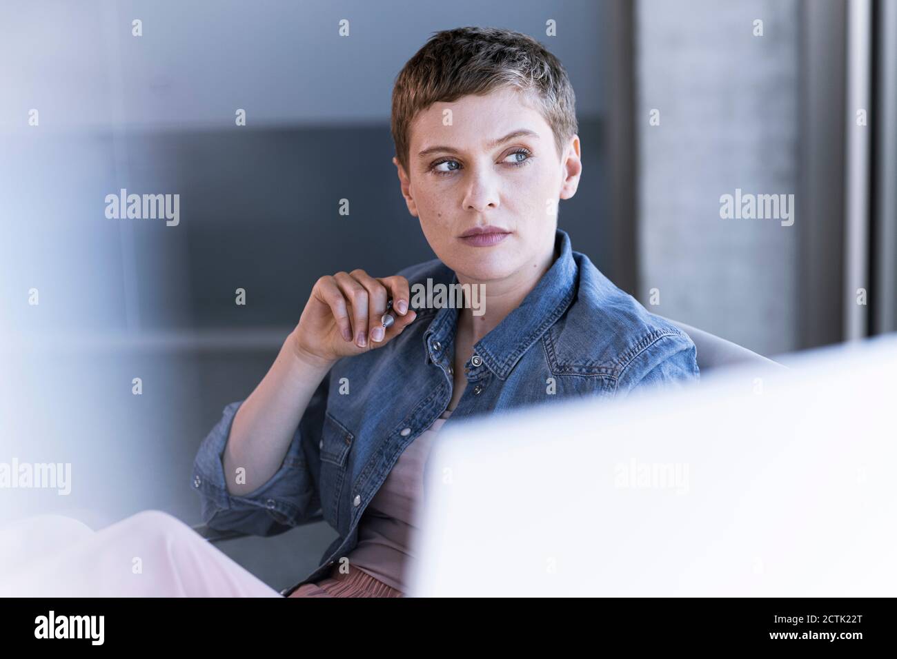 Women thinking pen office hi-res stock photography and images - Alamy