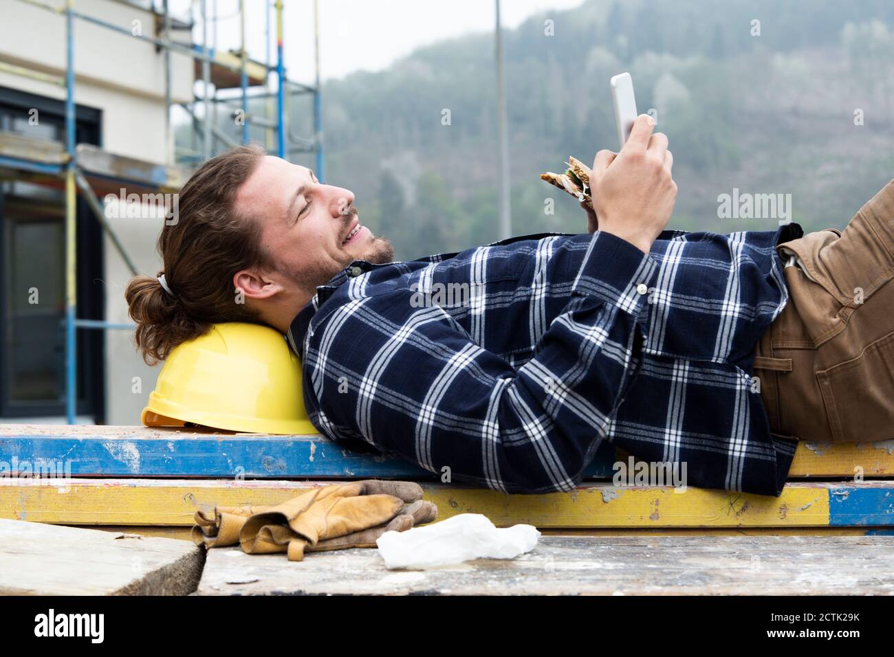 Construction worker eating hi-res stock photography and images - Alamy