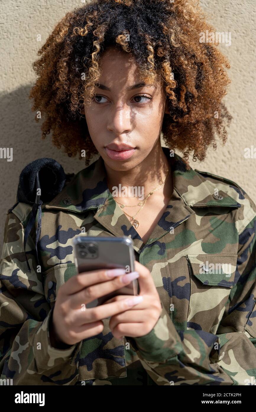 Soldier with phone hi-res stock photography and images - Alamy