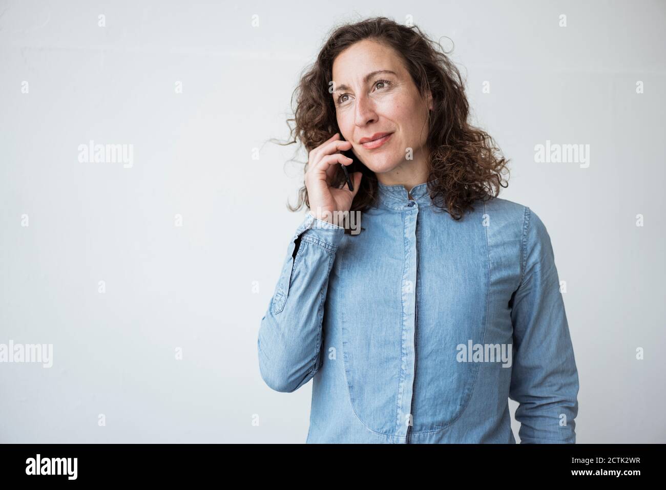 Wall women talking over wall hi-res stock photography and images - Alamy