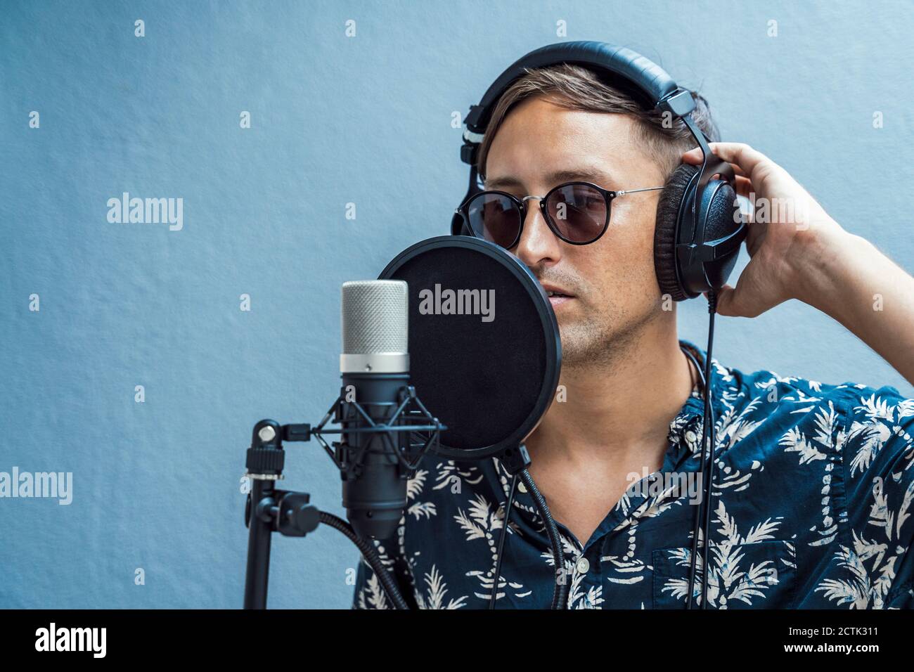 Holding microphone stand hi-res stock photography and images - Alamy