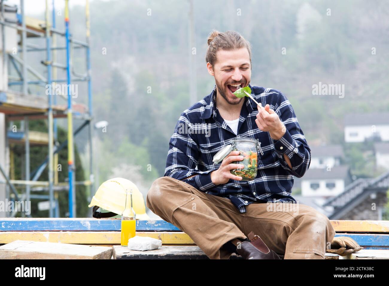 Construction worker eating hi-res stock photography and images - Alamy