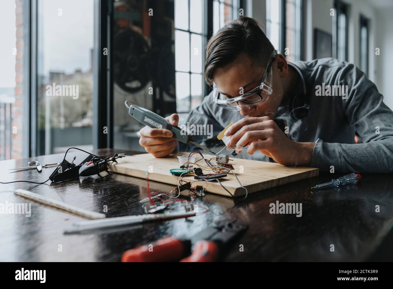 Man soldering hi-res stock photography and images - Alamy