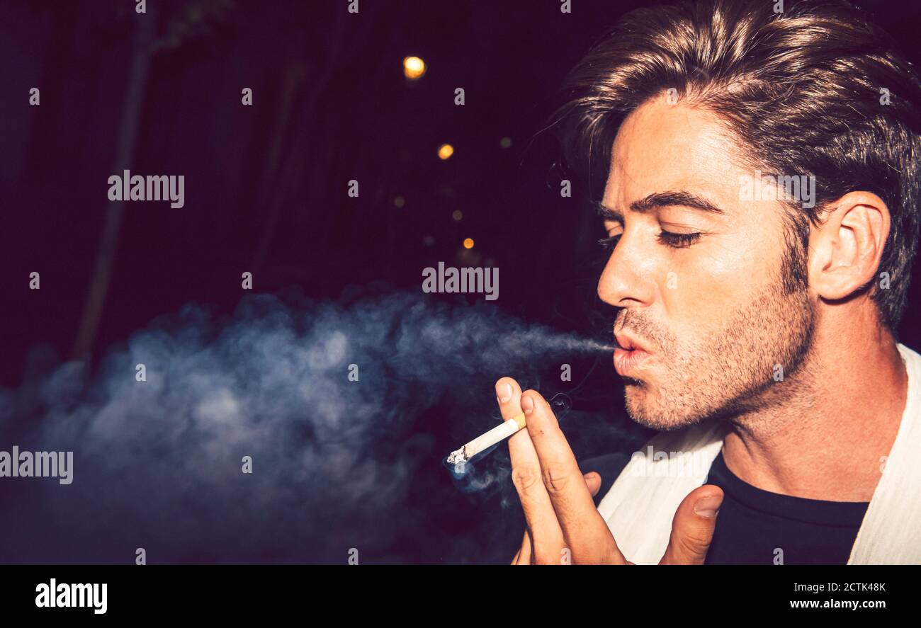 People smoking outdoors hi-res stock photography and images - Alamy