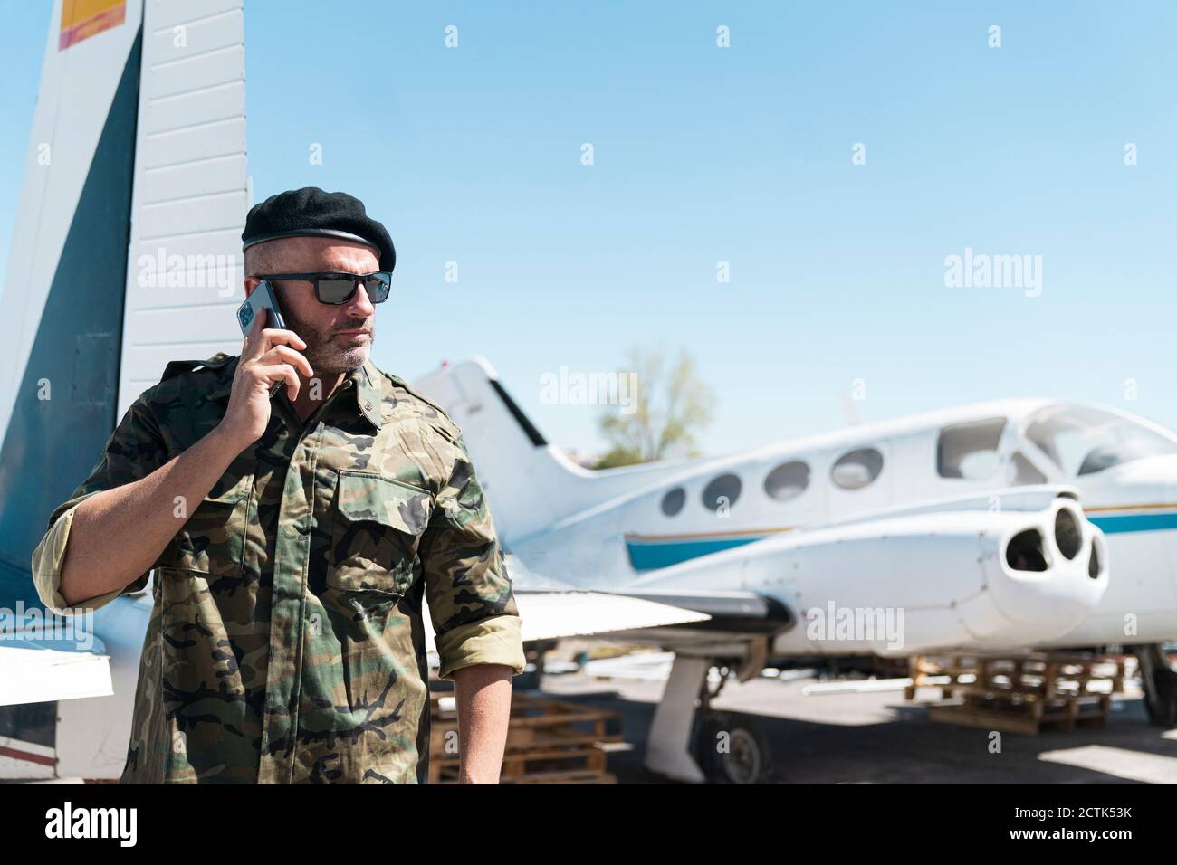 Army soldier talking on smart phone on sunny day Stock Photo - Alamy