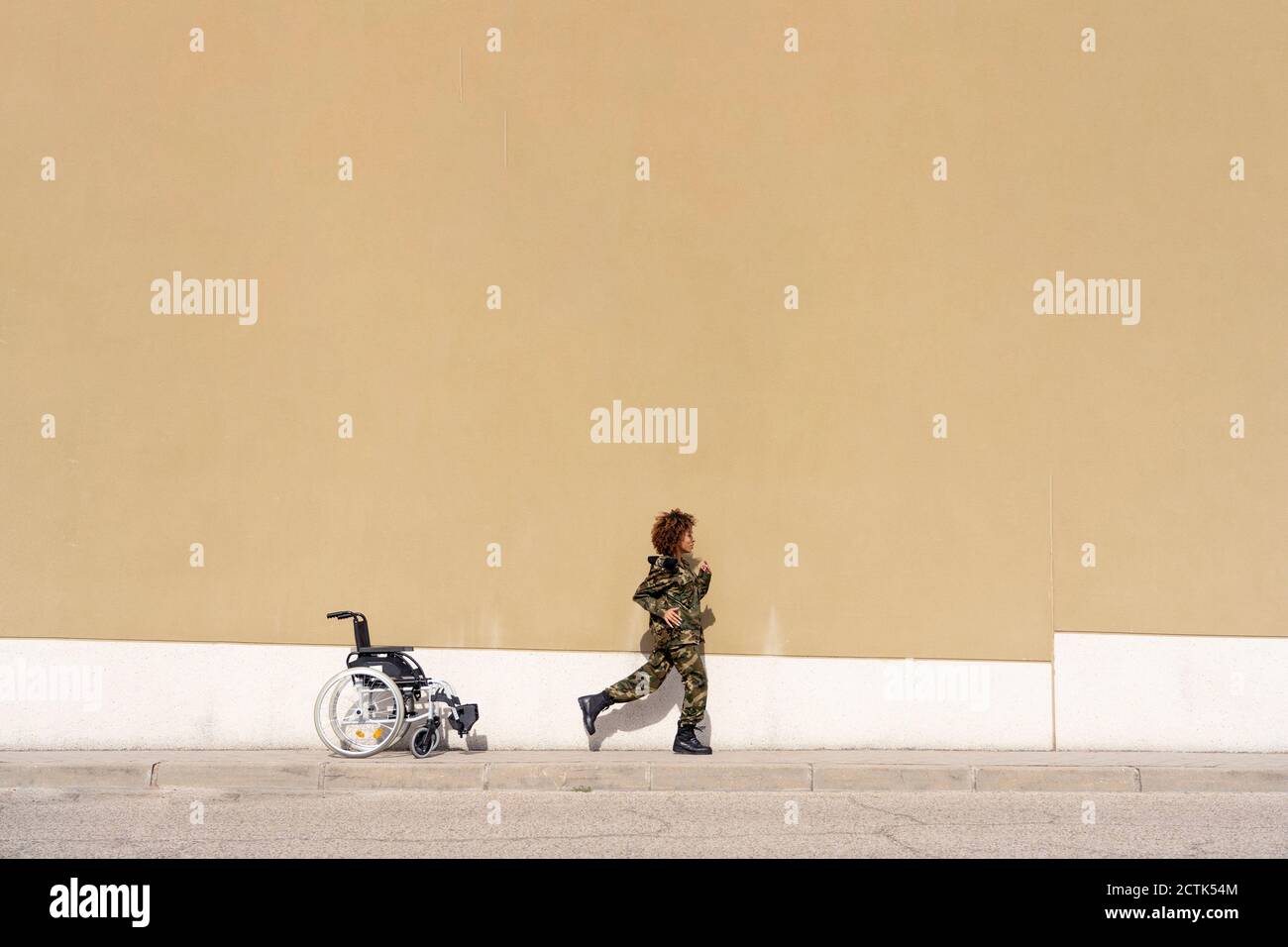 Female army uniform hi-res stock photography and images - Alamy