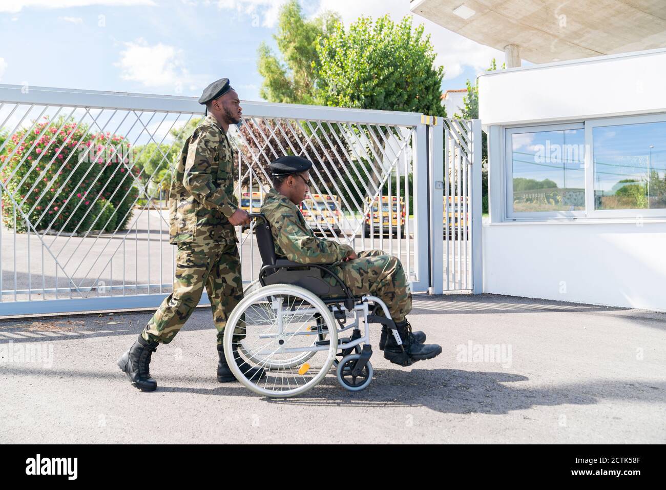 American soldier standing side view hi-res stock photography and images ...