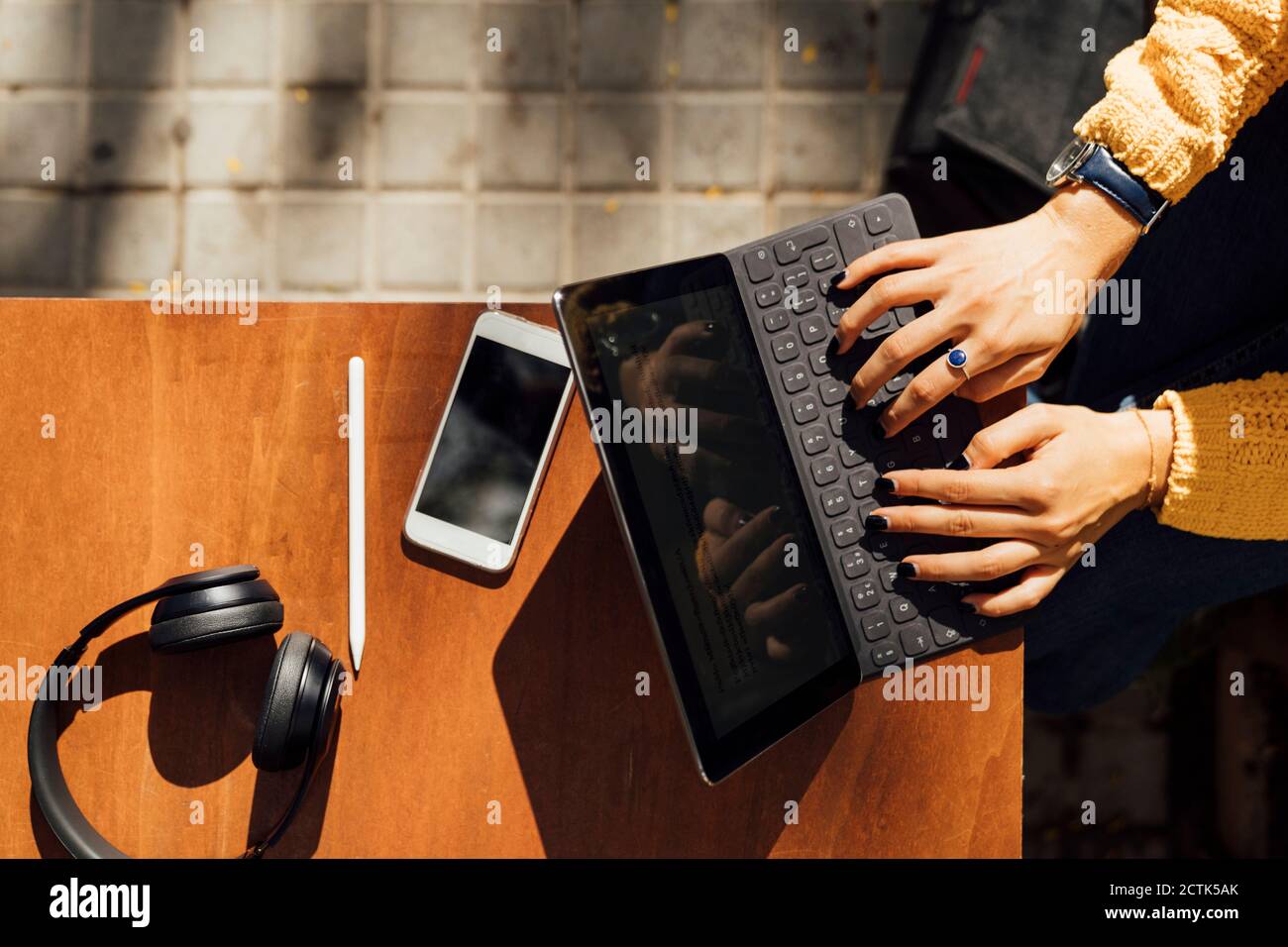 Digital typing hi-res stock photography and images - Alamy