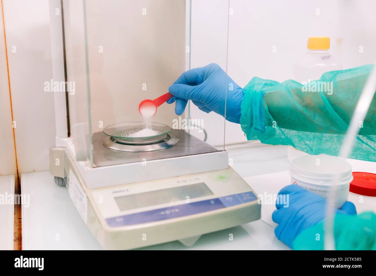 Laboratory scale hi-res stock photography and images - Alamy