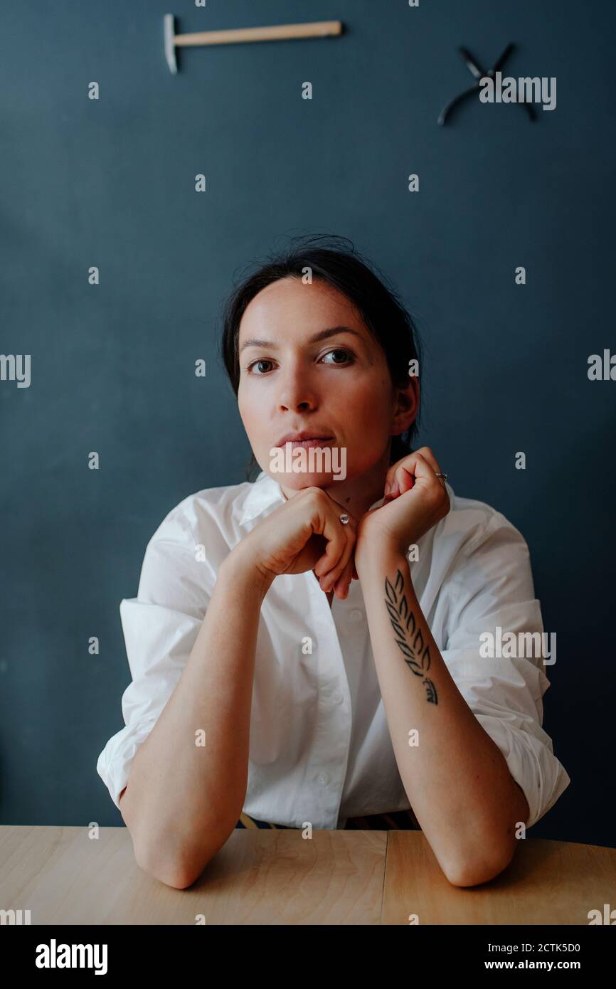 Woman sitting at table hi-res stock photography and images - Alamy