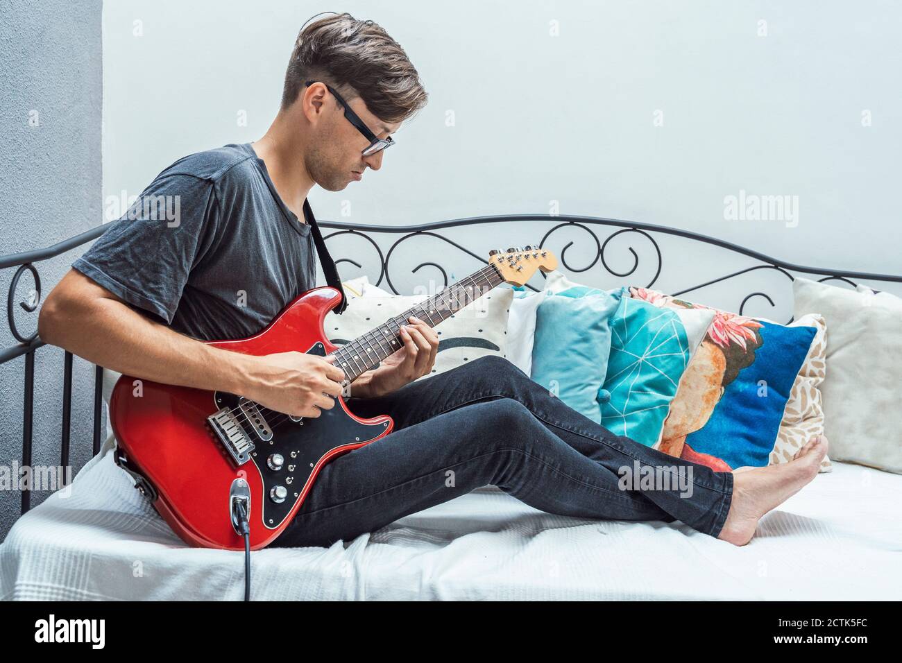 Man sitting on wall legs crossed hi-res stock photography and images ...