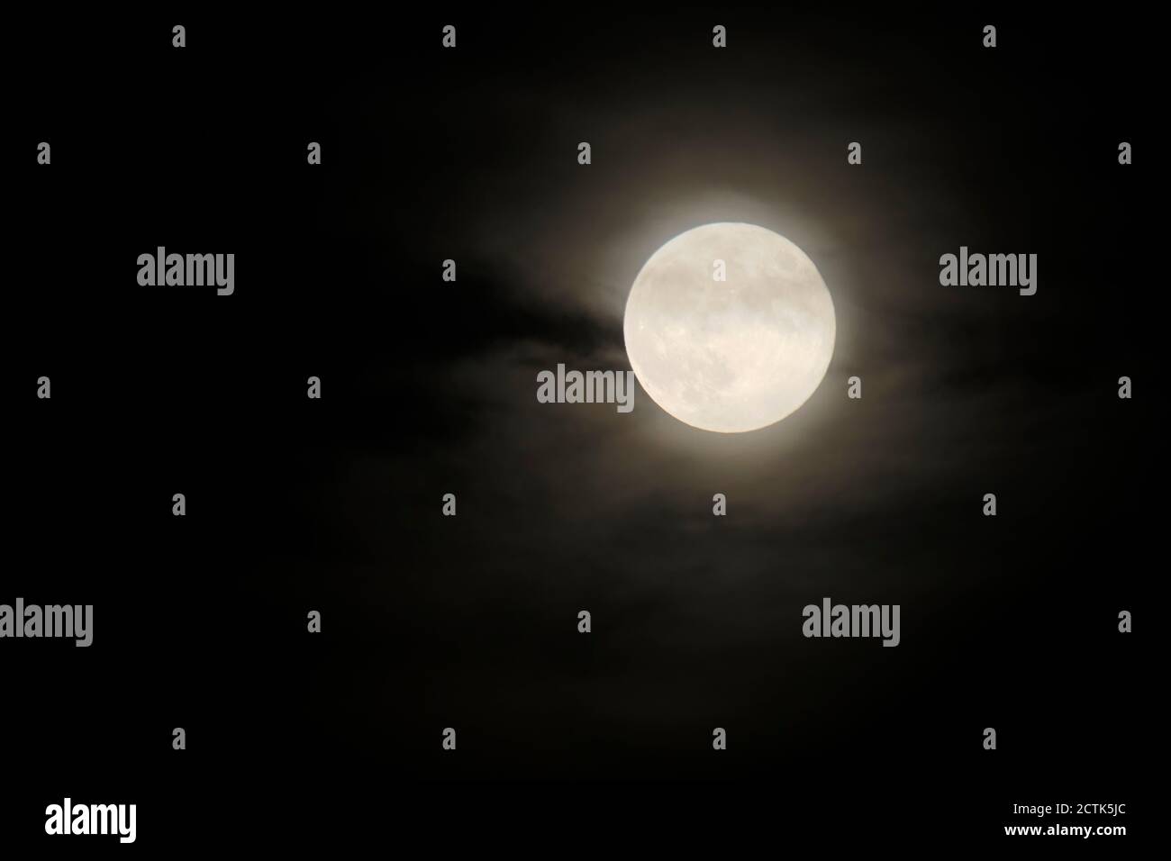 Full moon glowing against night sky Stock Photo - Alamy