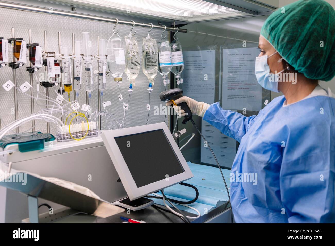 Female doctor in laboratory chemical hi-res stock photography and ...