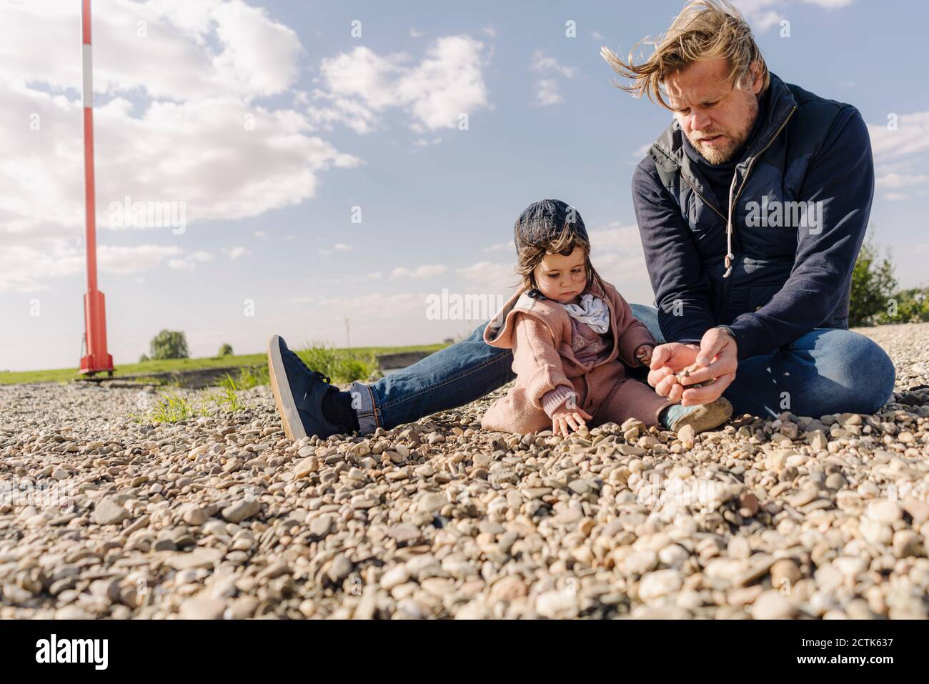Father daughter sitting on rock hi-res stock photography and images - Alamy