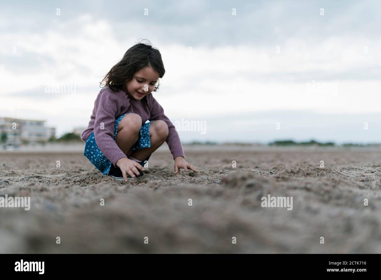 Girl playing with sand hi-res stock photography and images - Alamy